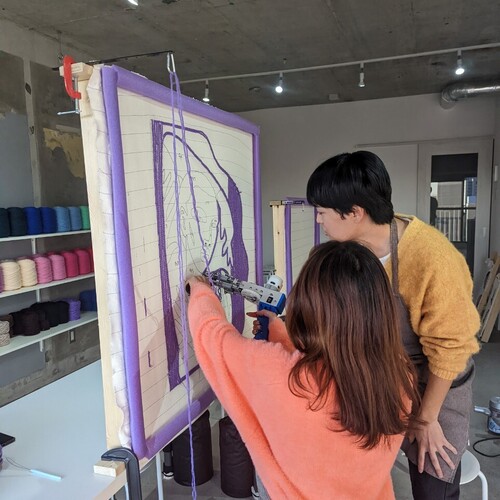 2人で1つラグ制作 タフティングワークショップ